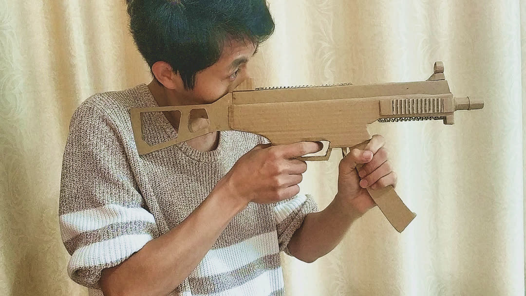 废纸板不要扔,手工达人教你制作《绝地求生》UMP9冲锋枪玩具模型