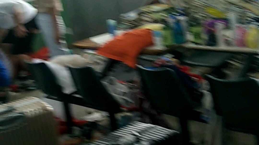 宿舍东西被这么乱扔,学生找的到就怪了。