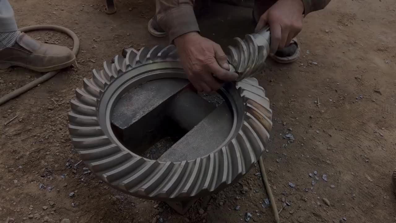 巴铁修理工用砂轮打磨机修齿轮,效果堪比3d打印技术,简直绝了