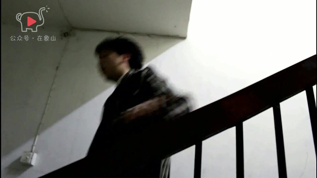 多才多艺的同事,用手机拍摄了无厘头撞邪视频。妹zi胆小,表吓我