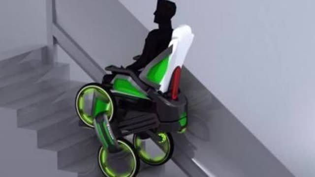 .简直是伤残人士理想中的黄金搭档啊!一款能爬坡、上楼梯的电动轮椅.