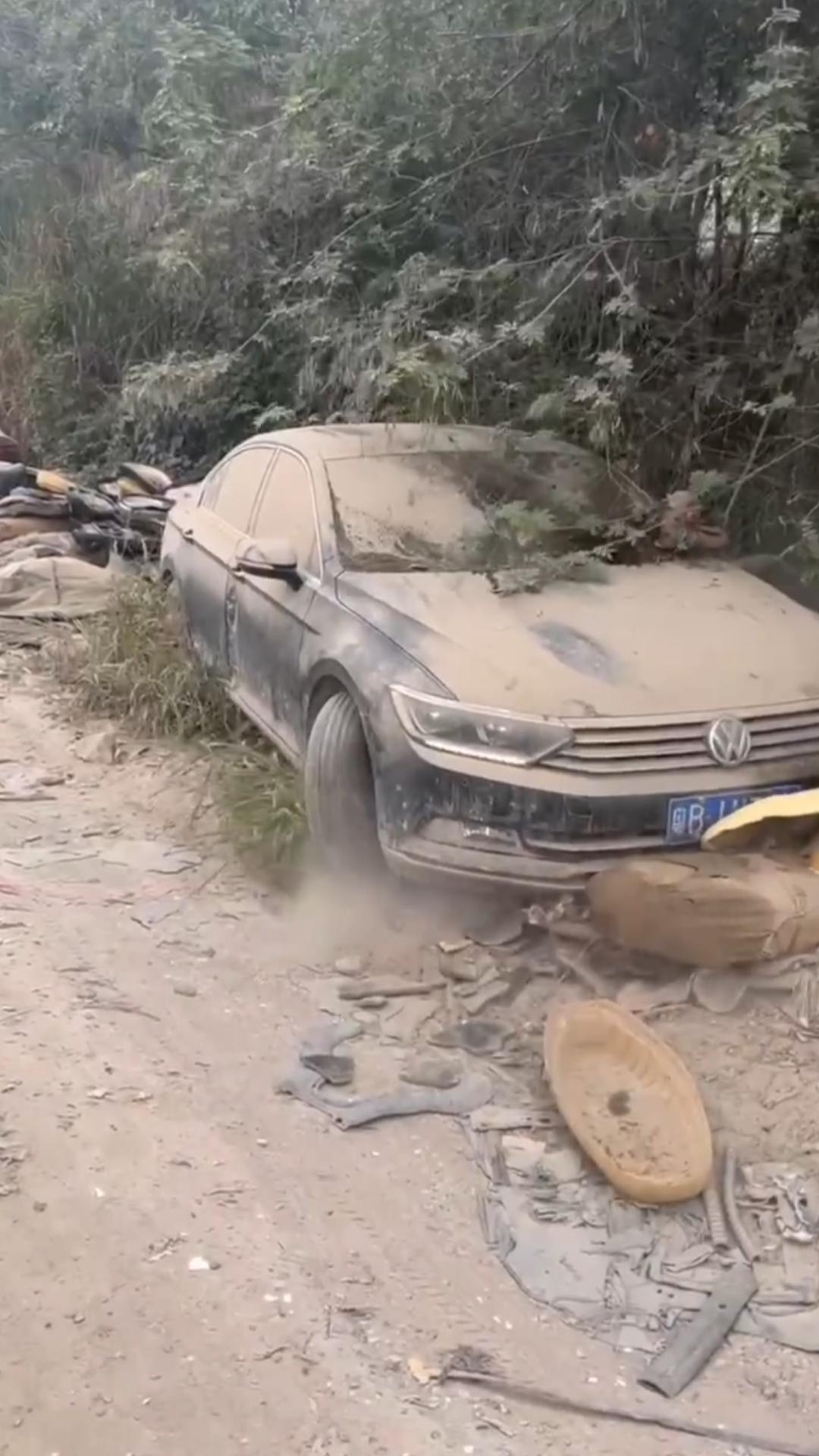 小伙找到了三年前被大水冲走的汽车,没想到竟然还可以打着火!