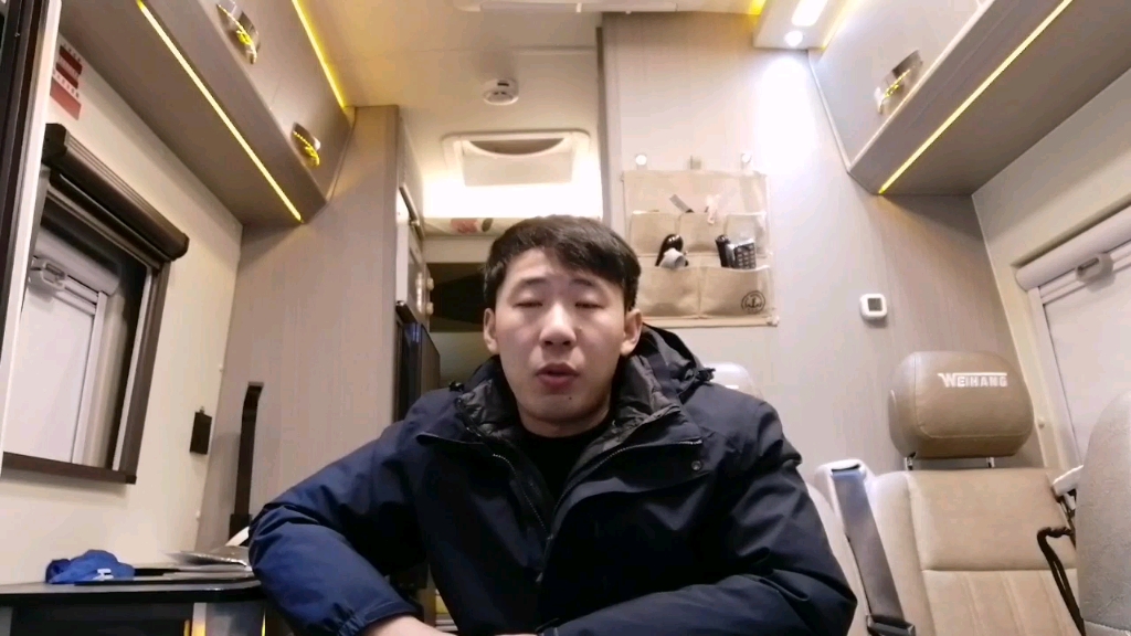 房车内部怎么供电,用新能源充电桩充电还是选择车载发电机呢?