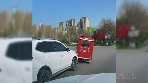 电动三轮车行至路口,斜漂而过连撞两车,惊呆众司机!