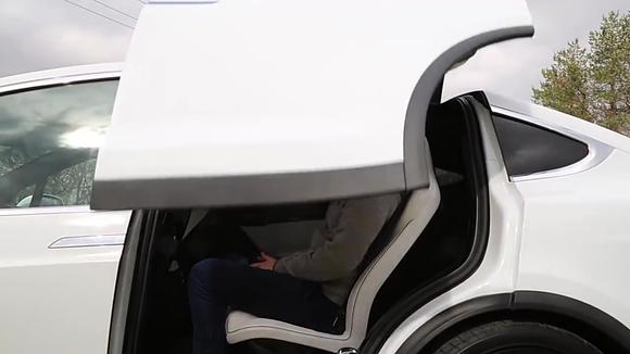 不愧是电动车扛把子!老外把特斯拉拆碎,都这样了还能开动-