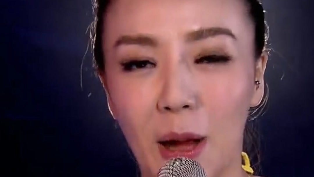女孩腿伤惨不忍睹,亲友团用灯牌做出跳水要领