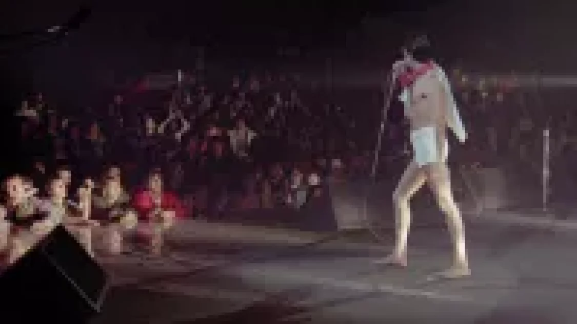 全球唯一敢只穿内裤开演唱会的男人,我敢打赌这首歌全世界都会唱