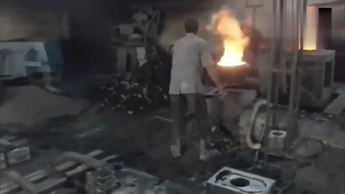 国外小作坊铸造模具,条件比我们的小厂还要简陋的多!