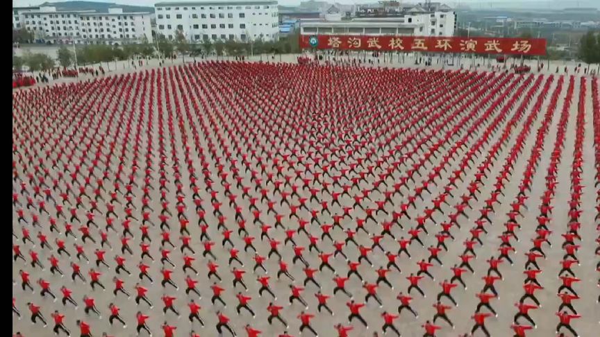 从空中俯瞰少林寺塔沟武校的日常训练,太震撼了