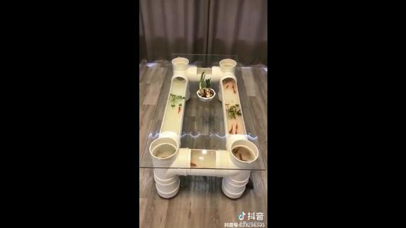 小哥创意新颖,利用pvc管制作鱼缸与茶几二合一
