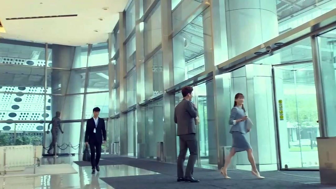 他想帮助她完成这次的销售任务,可她不愿意,说要自己来完成!