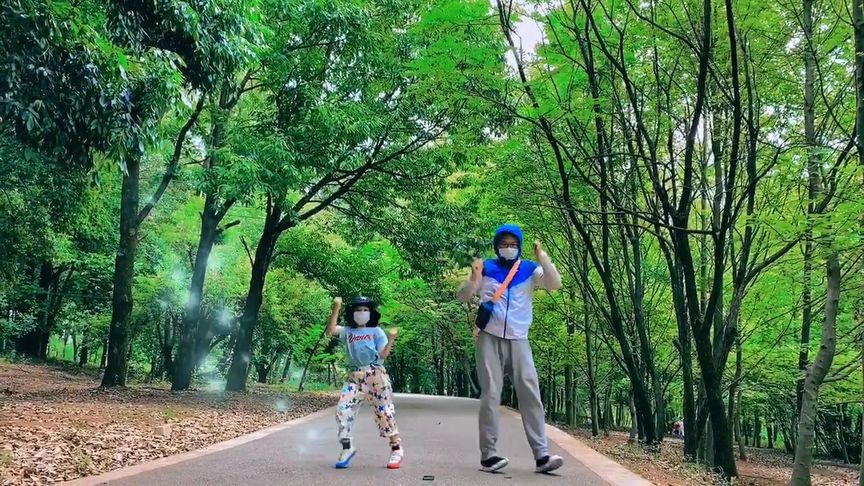 今日份大憨憨和小憨憨,生活奇奇怪怪,幸好够憨够可爱。#可爱舞