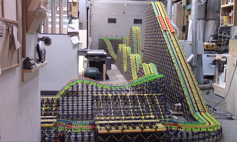 用积木搭建的过山车,颠覆了传统轨道的设计,比真的还要刺激