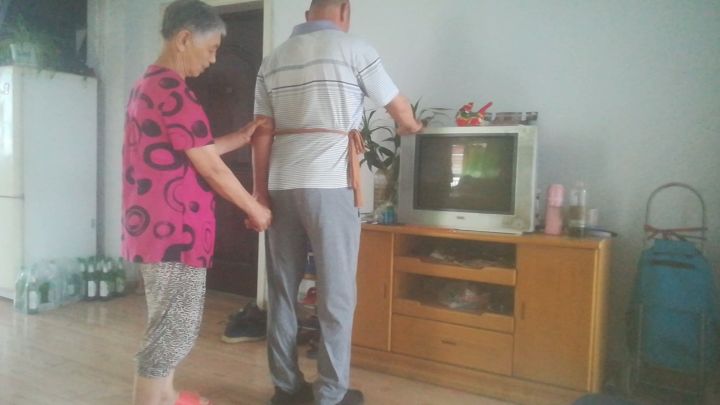 这个方法一举多得,既练习上下肢分离,也解决了跨栏手,实用!