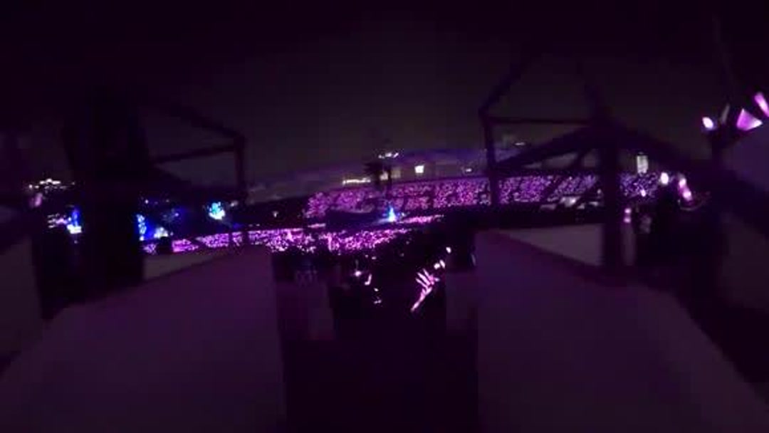 太震撼了!周杰伦演唱会现场气氛爆表,不愧是天王巨星
