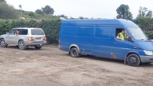 丰田越野车对上箱式小货车,看看他们哪一个更强