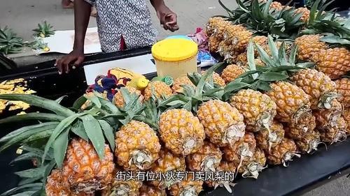 小伙切凤梨手法真奇怪,从头到尾由外向里切,网友,太秀了