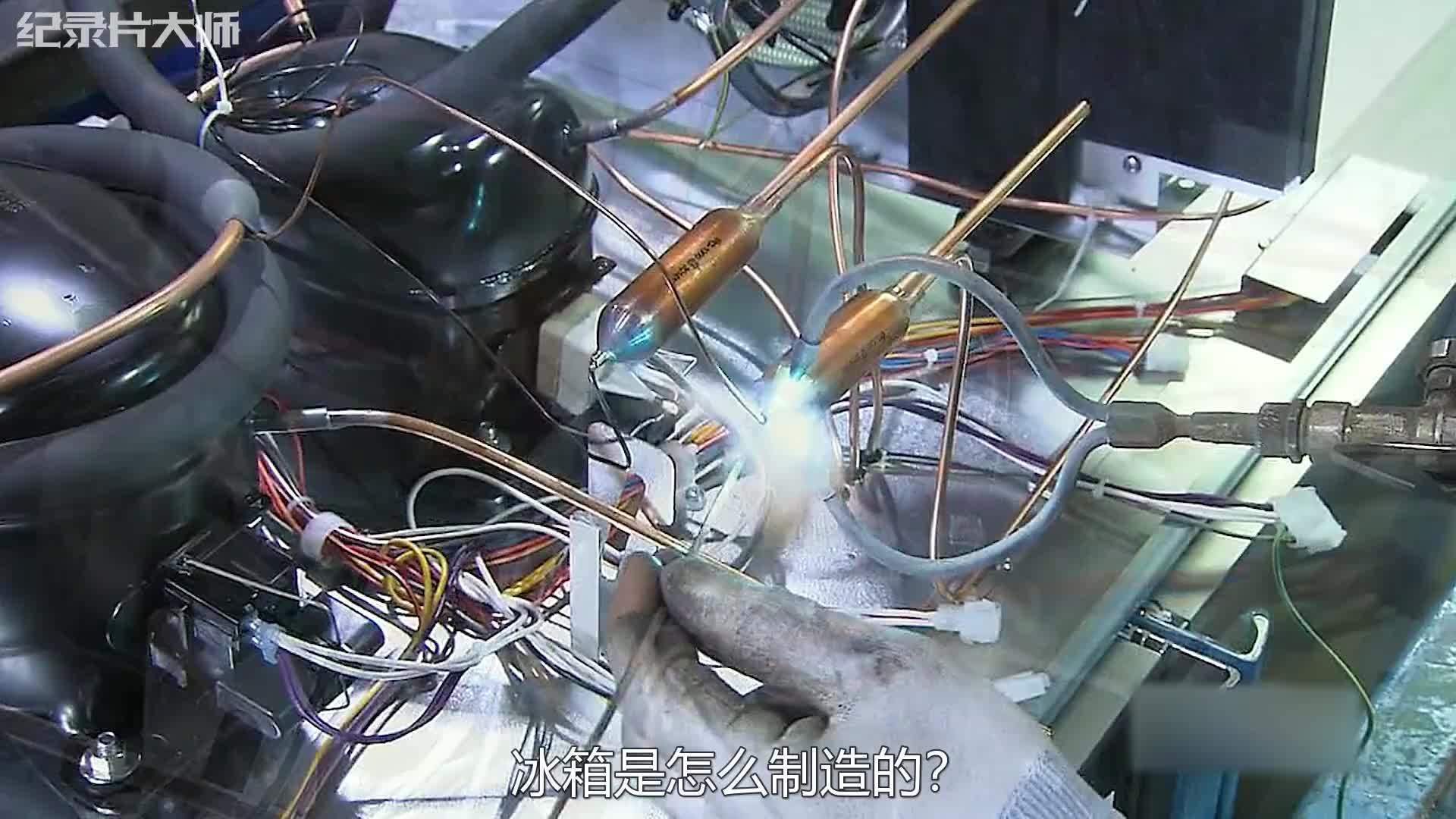 冰箱是如何制造的?先用钢板做成外壳,再用真空机将塑料板加热