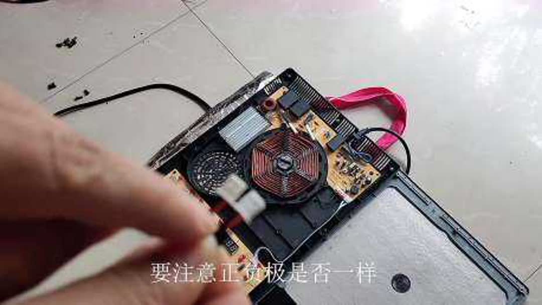 电磁炉发出异响,要查明原因,千万不要随意敲击