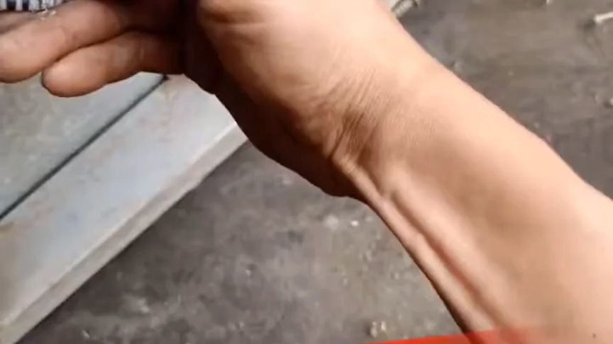 电动三轮车充电充不起来,别人叫他换一组新电瓶,结果只是一根线