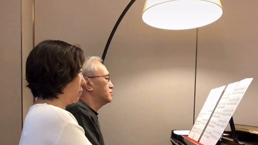 兄妹四手联弹《让我们荡起双桨》,带歌词的哦!旋律响起,你的童年回来...