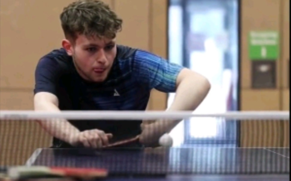 反手拧拉慢动作,手腕内扣含胸!