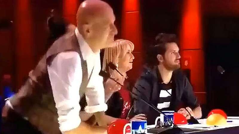 男子上演炫酷口技,一人竟模仿各种乐器,评委听后都感觉不可思议