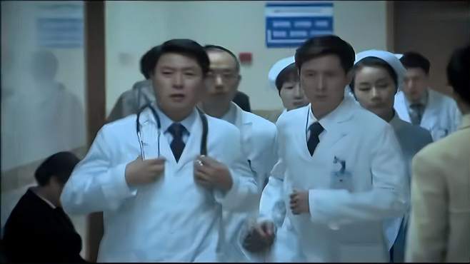 医者仁心:紧张的抢救过程!急诊医生为伤者除颤,患者恢复心跳!