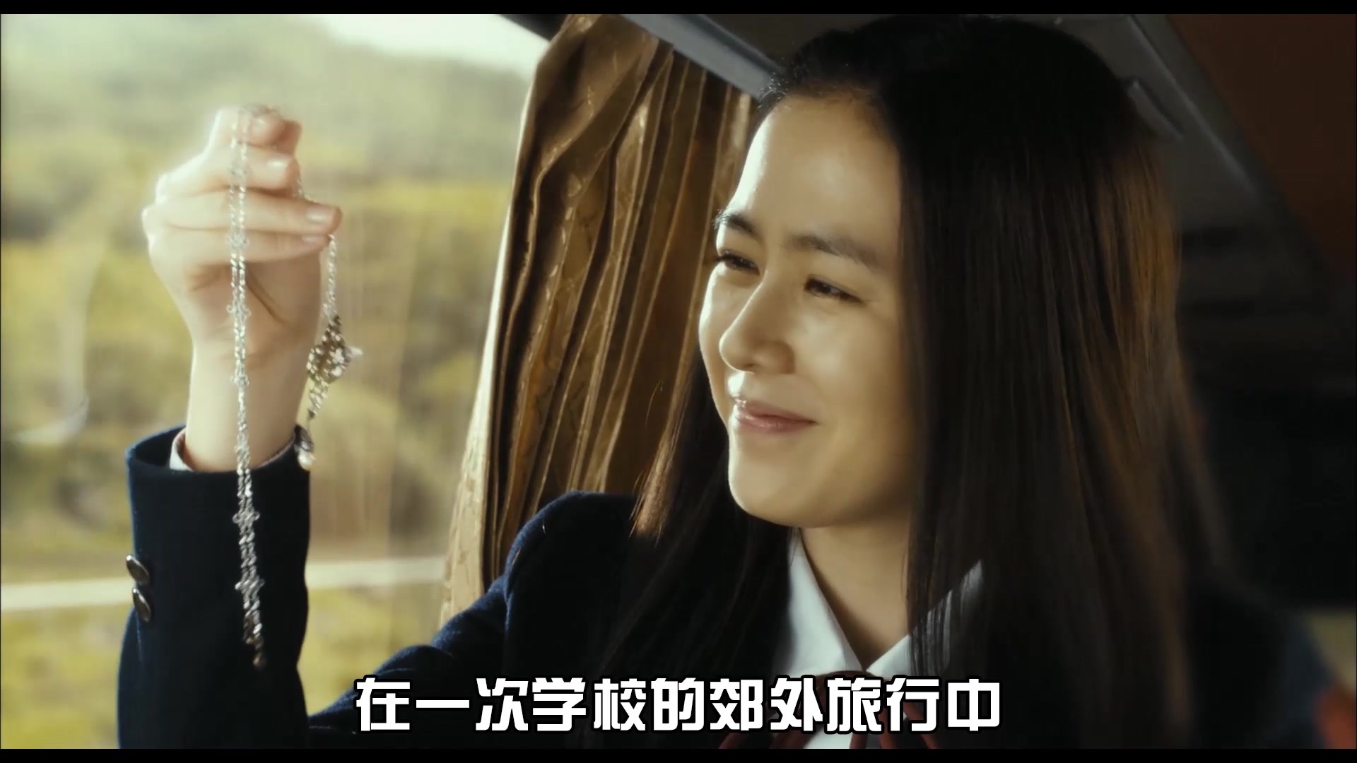 女孩站在舞台上表演,身上突然多出几双手,观众却以为是节目效果