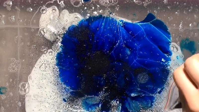 蓝色起泡胶的制作过程,看起来很简单,其实过程非常辛苦
