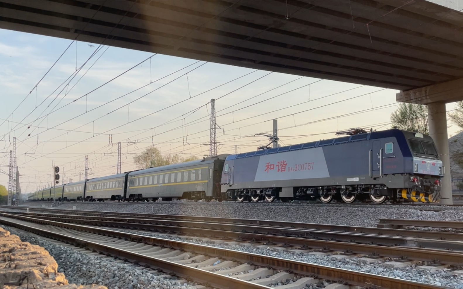 (物理降速 HXD3C牵引25T型客车)京哈线虎石台站沈局沈段HXD3C...