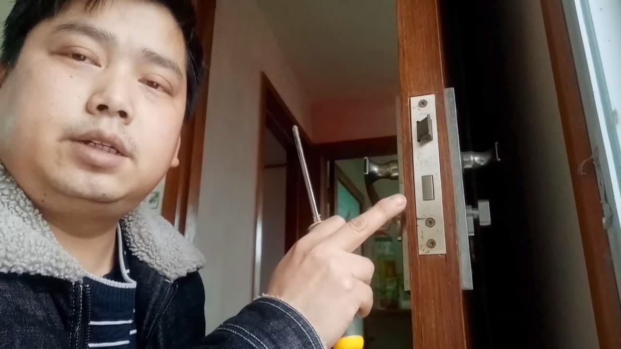 装修木工教您动手更换房门锁,很简单,换锁不用再求人