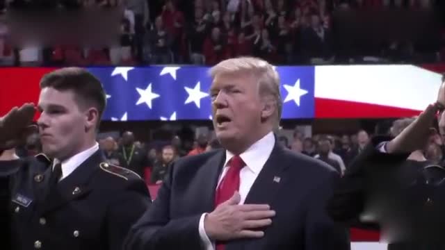 对口型、忘词、尴尬微笑 特朗普出席活动唱国歌再惹争议