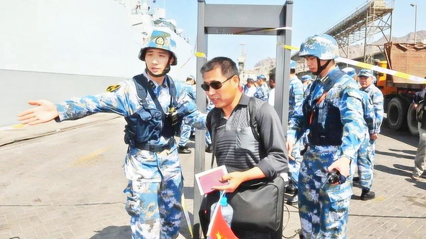 中国撤侨行动,一名日本人被拯救,最后他做了个动作让人印象深刻