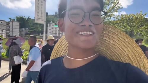男子介绍学校专业,看到这淳朴的农村生活我无语了,你确实我是来上学的