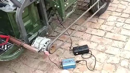 小伙在电动车上加装了一个发电机,从此再也不用充电了