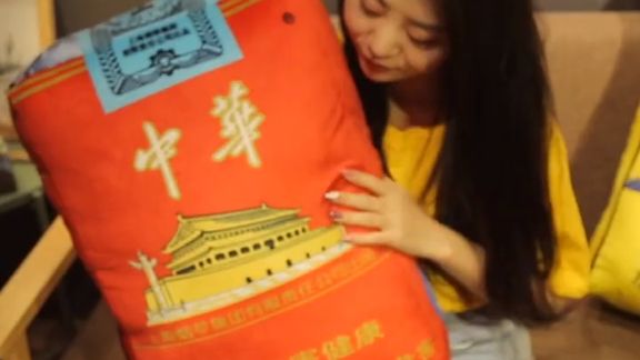 抖音同款华子香烟抱枕,图案逼真,面料柔软