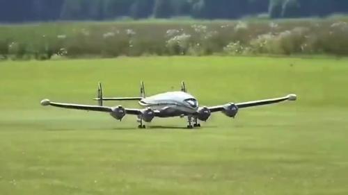 从没见过这么大的飞机航模,土豪小伙放飞的时候,我才知道有多香