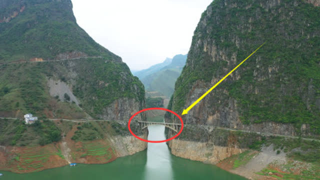 贵州大山里的一座桥梁,连接着两岸的村民,当地人都称一线天