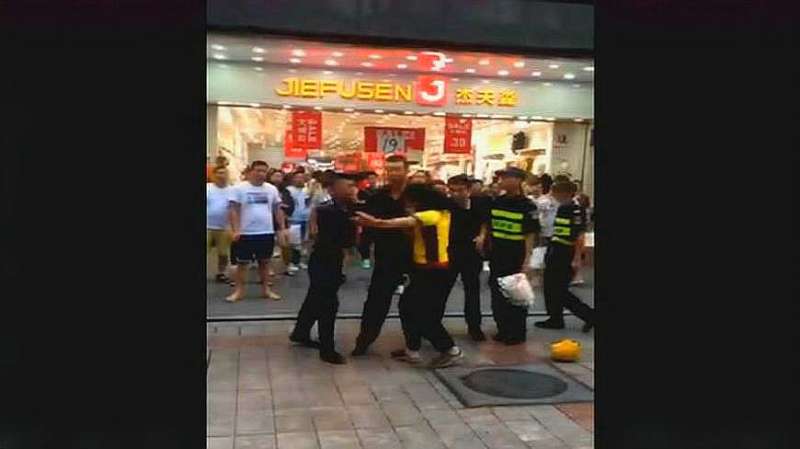 广东深圳:外卖小哥骑车上步行街 遭保安当街围打 城管也在场!