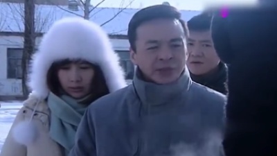 学校建得破烂不堪,还没钱买煤供暖,老总去竟看到办公室有麻将桌