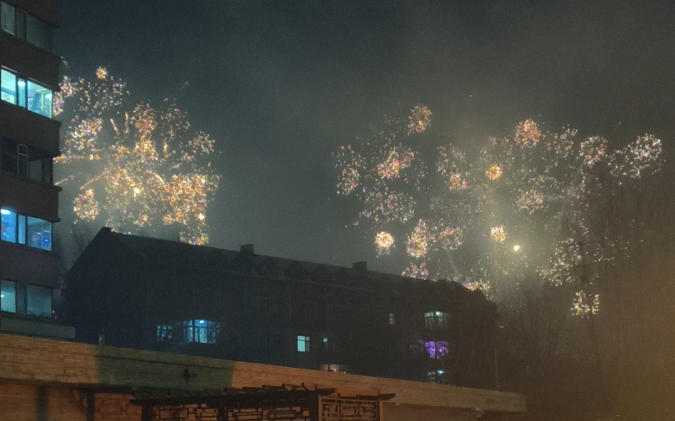 自己不放烟花看别人放