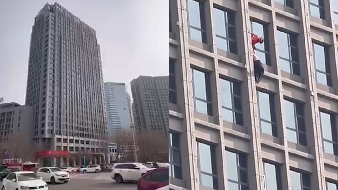男子欲轻生结果倒挂高楼窗台外,裤子都掉了,消防将其牢牢抓住