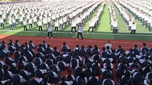 一中运动会开幕式,歌曲《你笑起来真好看》