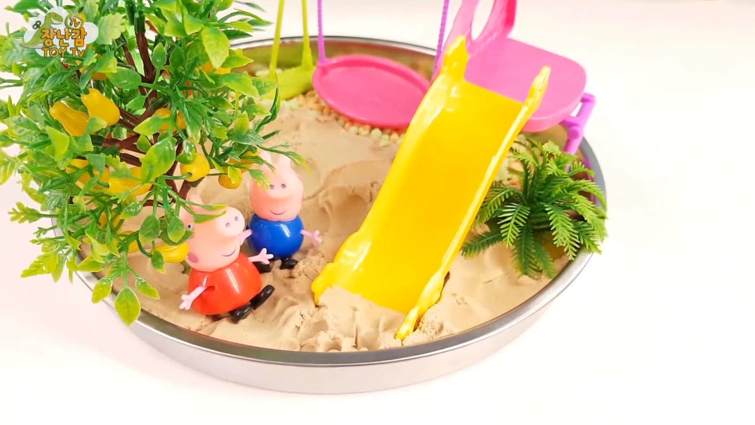 小猪佩奇和弟弟乔治一起玩滑滑梯玩具模型