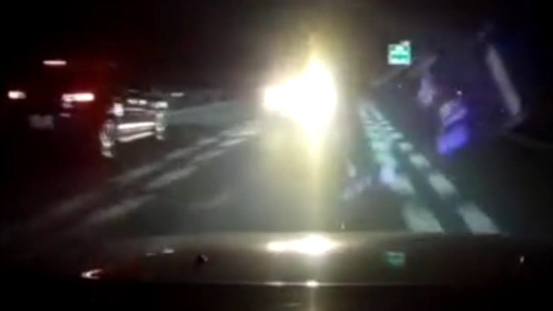 高速上逆行还开了远光 简直是疯了啊