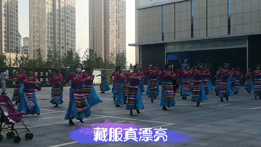 藏族广场舞《洗衣歌》老歌新跳,可与歌舞剧媲美,太好听了