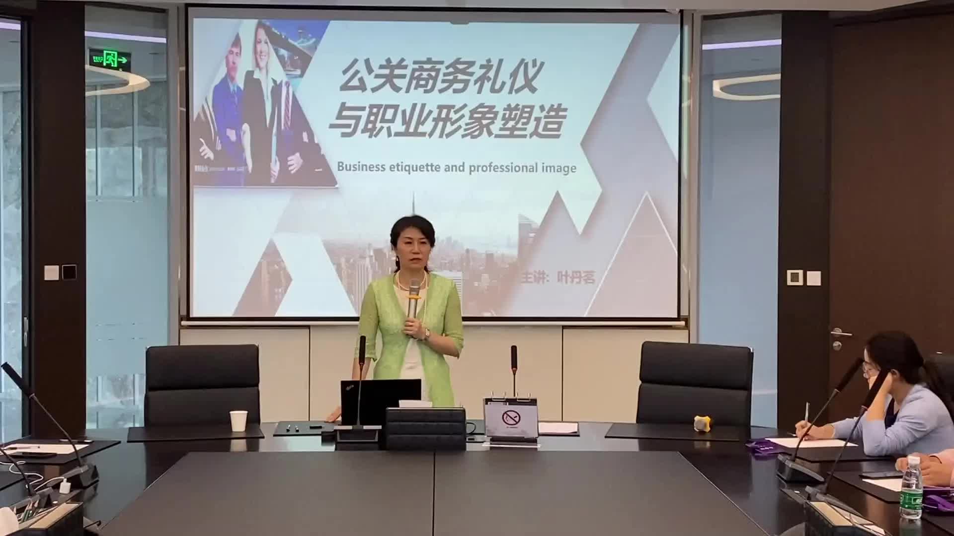 你的形象,价值百万。形象礼仪也是生产力!