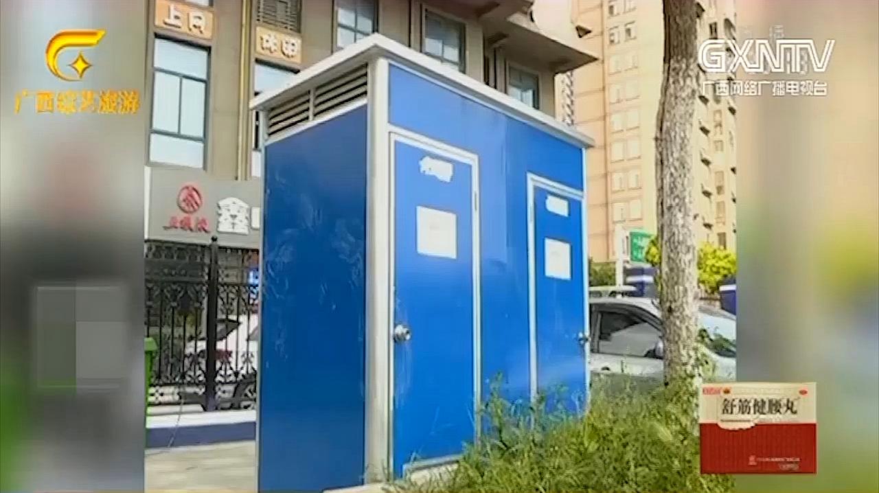 家里人多厕所不够用,女子竟偷走路边移动厕所,监控画面曝光