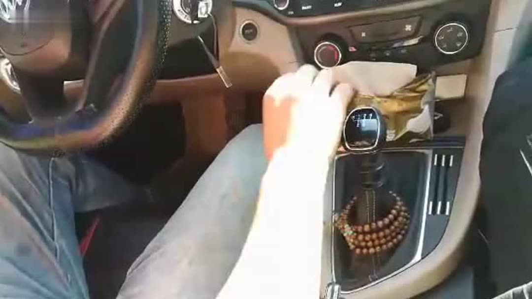 别克英朗不踩离合挂档